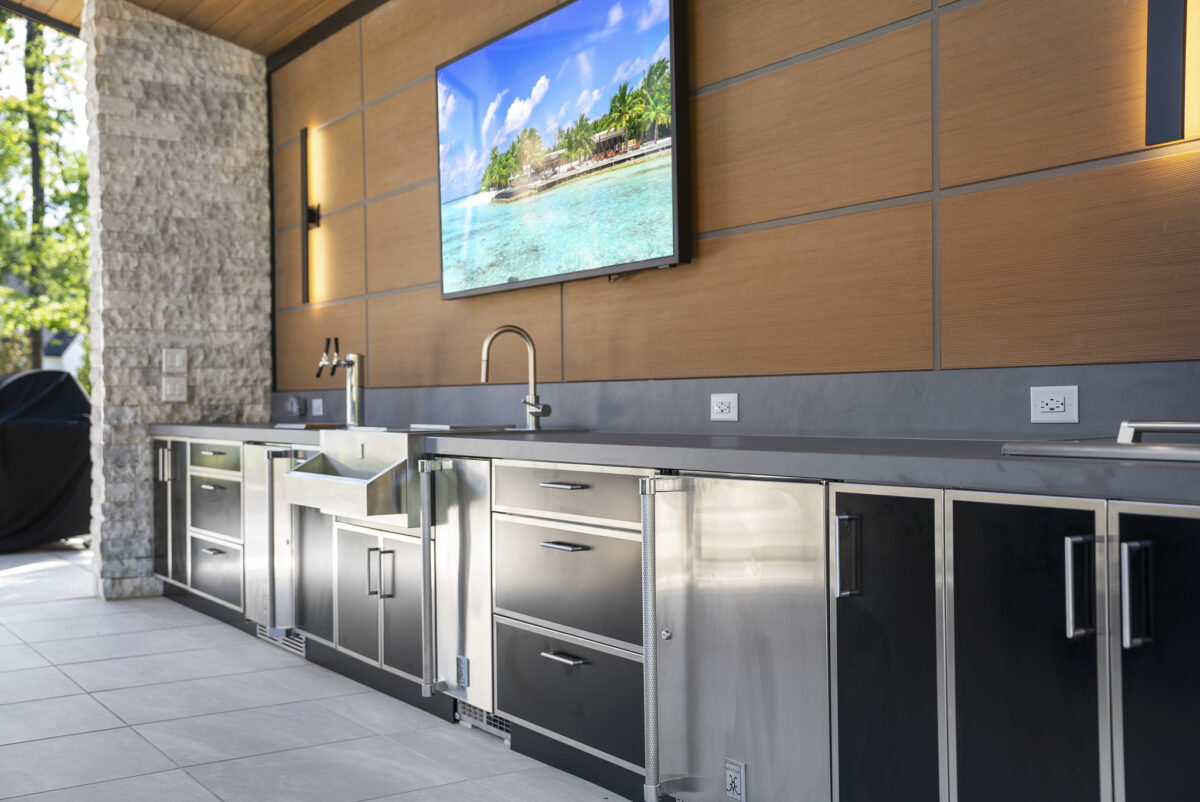 Modern Poolside Bar | Chic Outdoor Entertaining Space